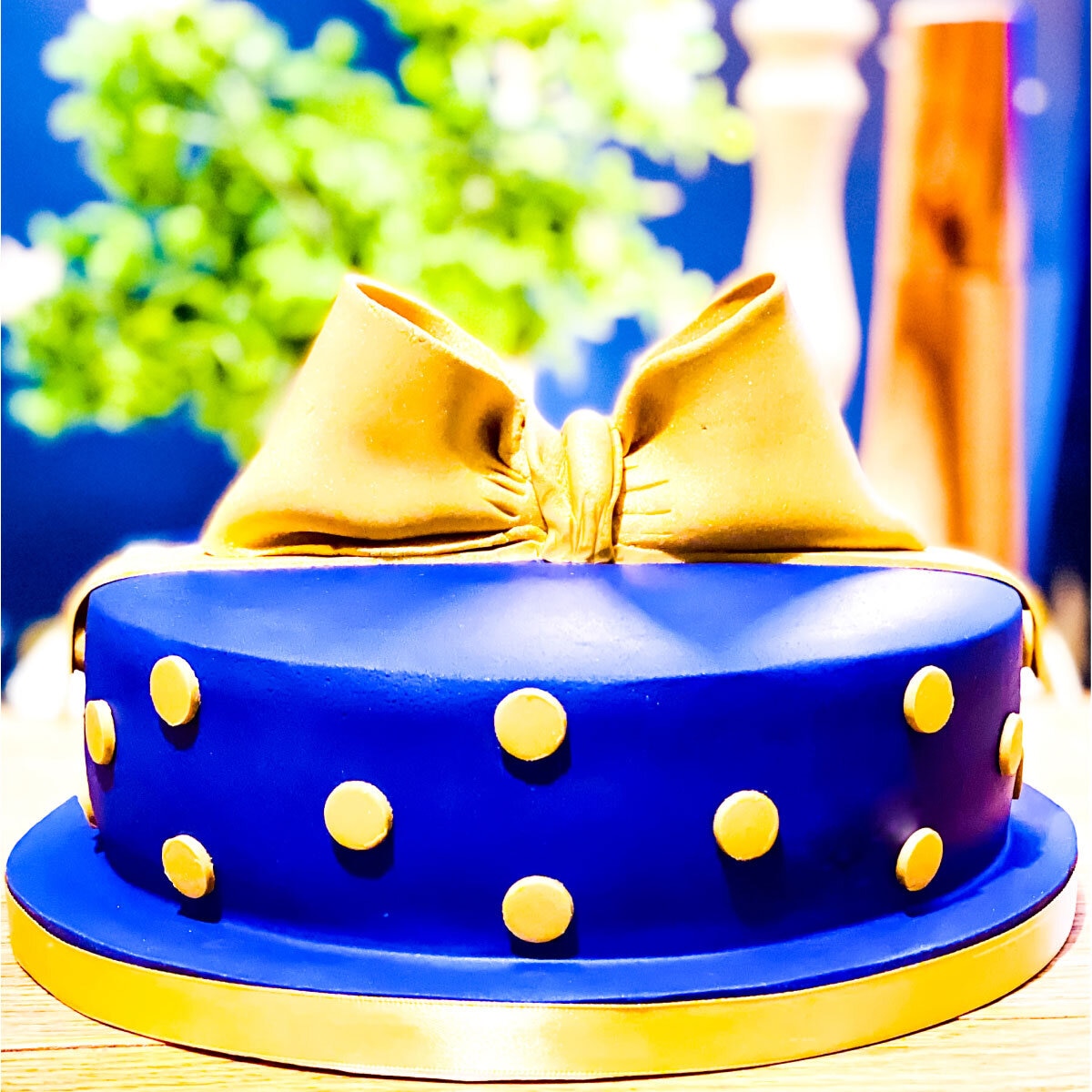 New Cakes Blue Present Bow & Dots Cake in Vanilla Sponge ...